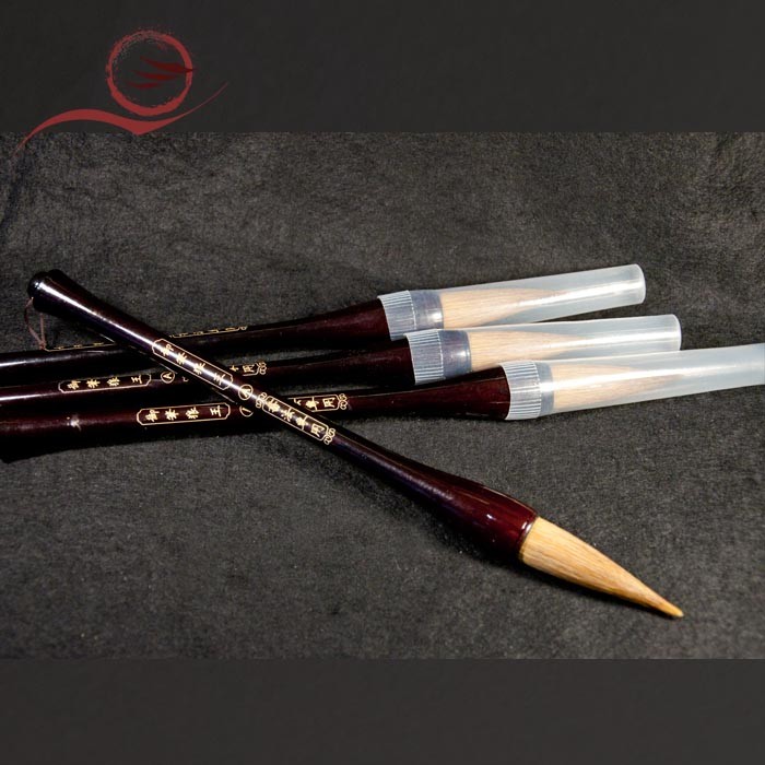 This Chinese and Japanese calligraphy brush is in wolf hair in a big size